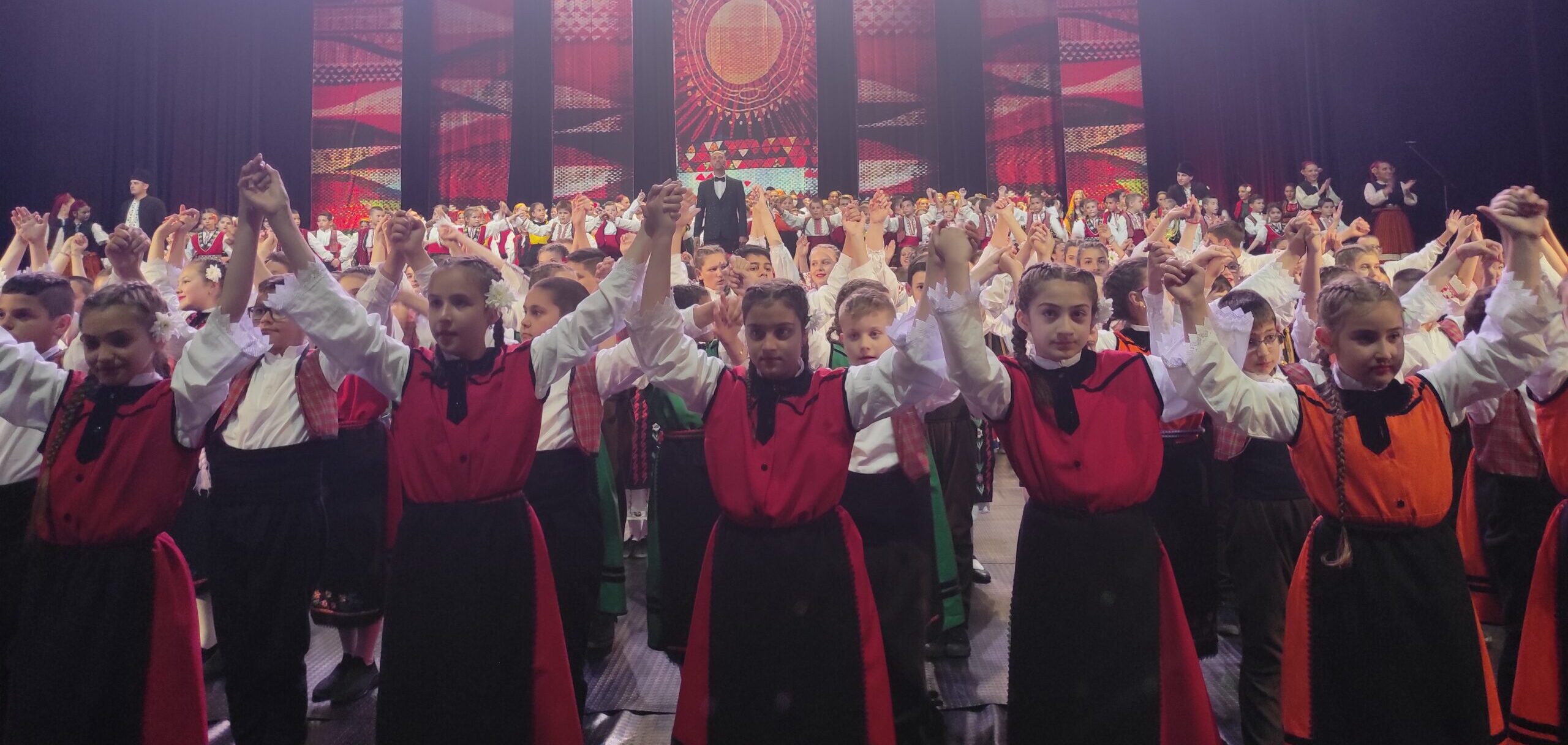 Танцьорите от 140. СУ и магията на фолклора - Аз-буки